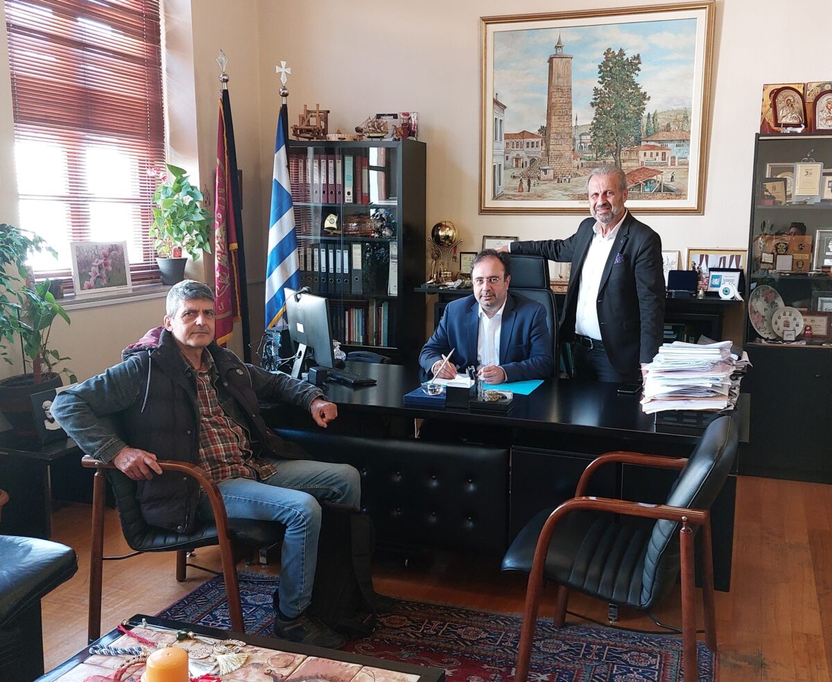 Δήμος Βέροιας: Υπογραφή σύμβασης για τον «Ηλεκτροφωτισμό Γηπέδου ...